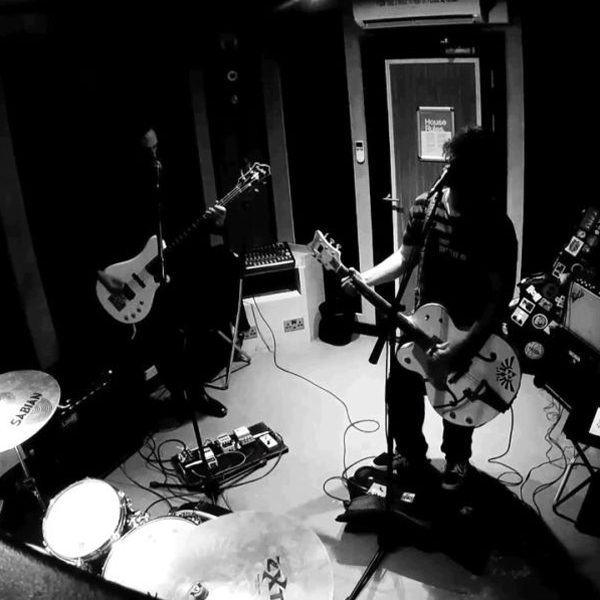 Meet The MU-TONES: Keeping The Strokes’ Flame Alive – TORCHED MAGAZINE